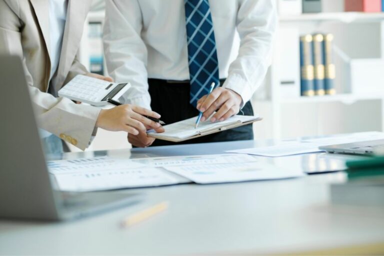 Guide to an Auditor Job: Ensuring Financial Transparency - Envoice